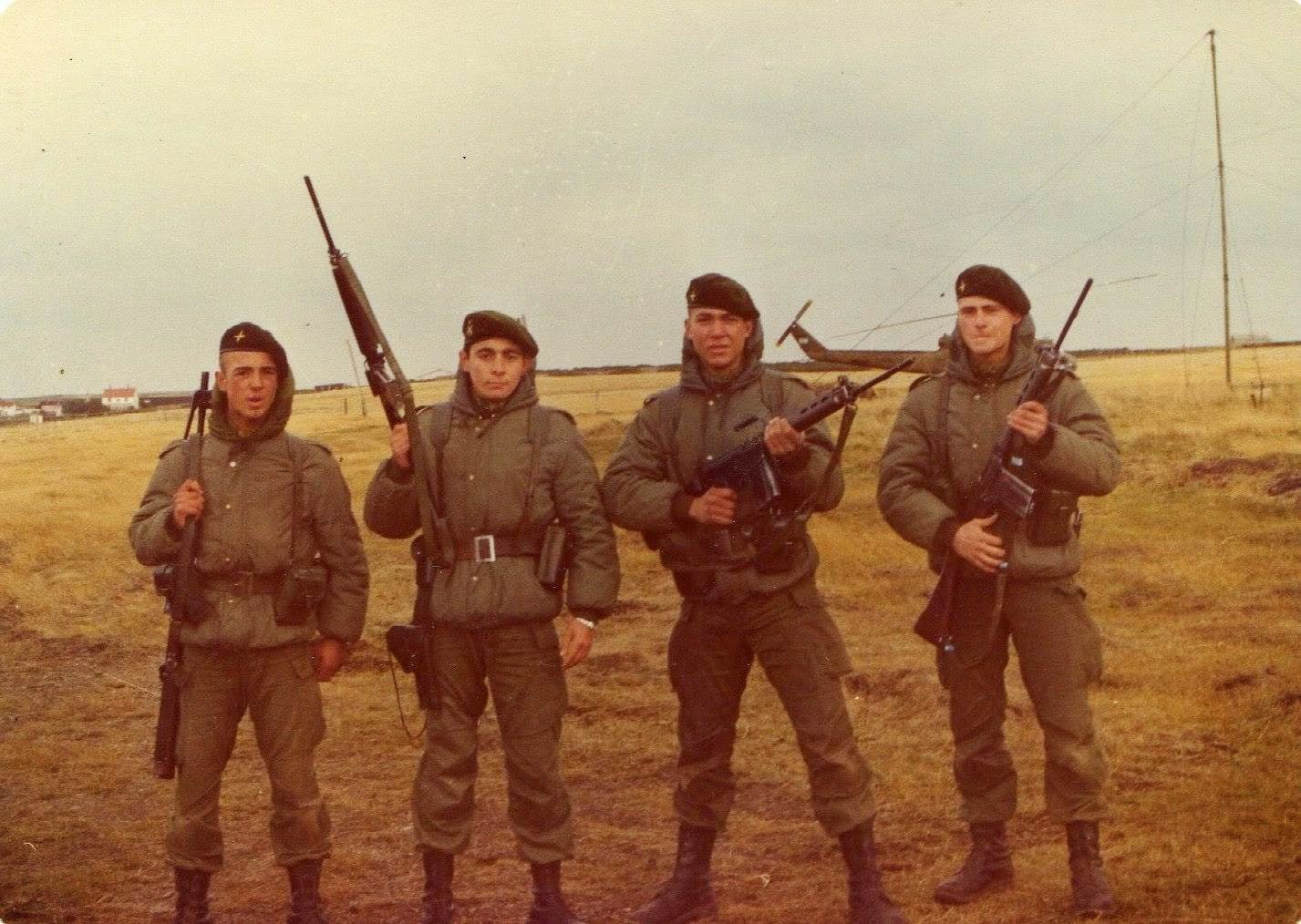 FDRA - Malvinas: Soldados aerotransportados del RI 25