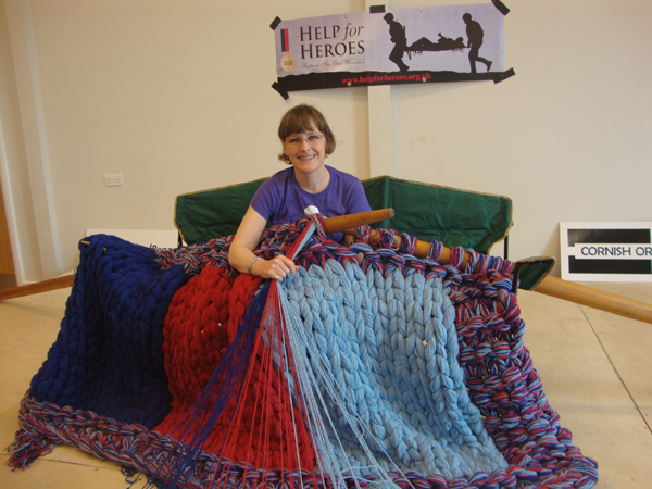 Julia's KnitWits Blog: Extreme Knitting For World Wide Knit in Public Day!