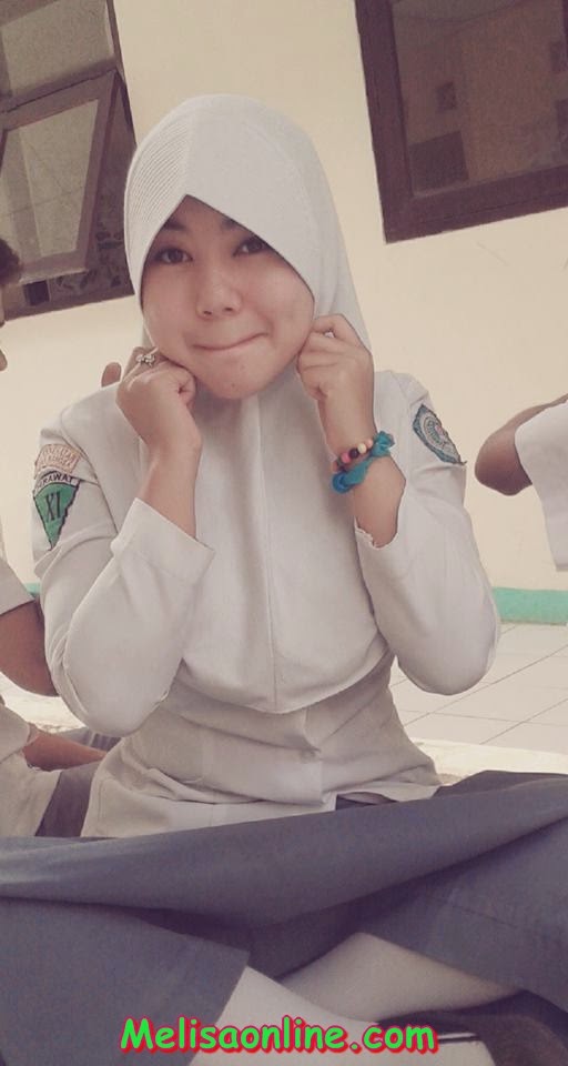 Siswi SMA Berjilbab Cantik Umbar Foto Ciuman di Facebook 2014 ...