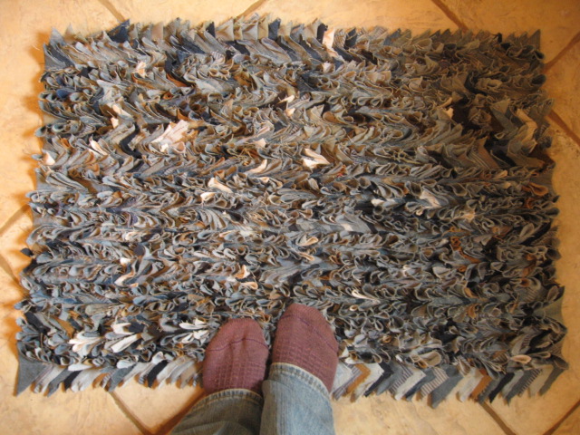 Proverbs 31 Living: Fluffy Denim Rag Rug {Tutorial}