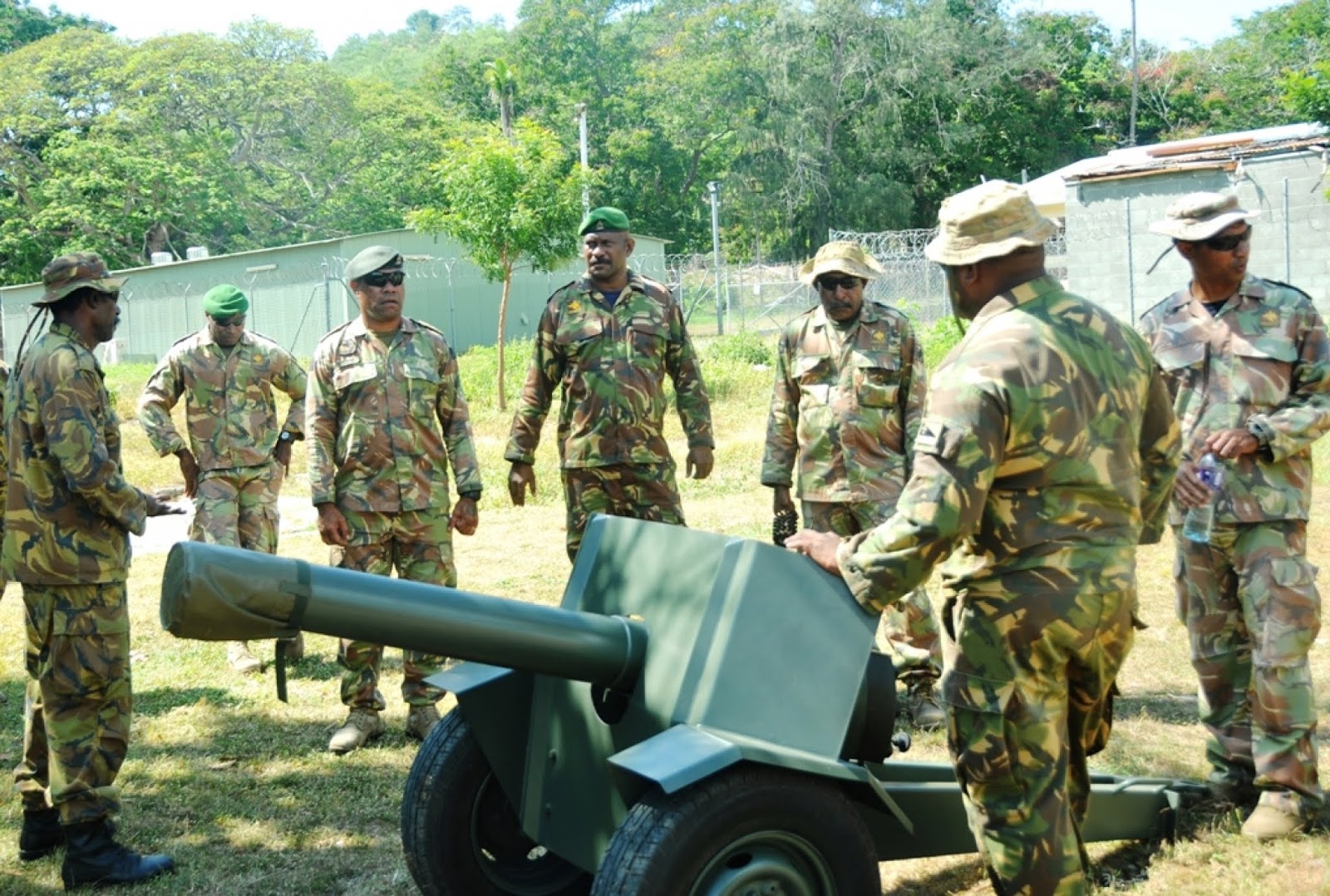 DEFENSE STUDIES: Pelatihan Senjata Meriam 75 mm Saluting Gun Kepada PNGDF