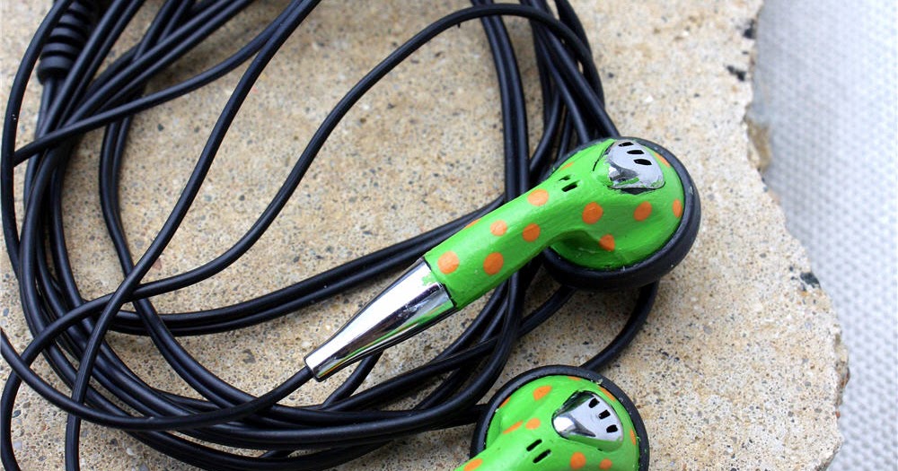 Condo Blues: DIY: How to Decorate and Paint Earphones