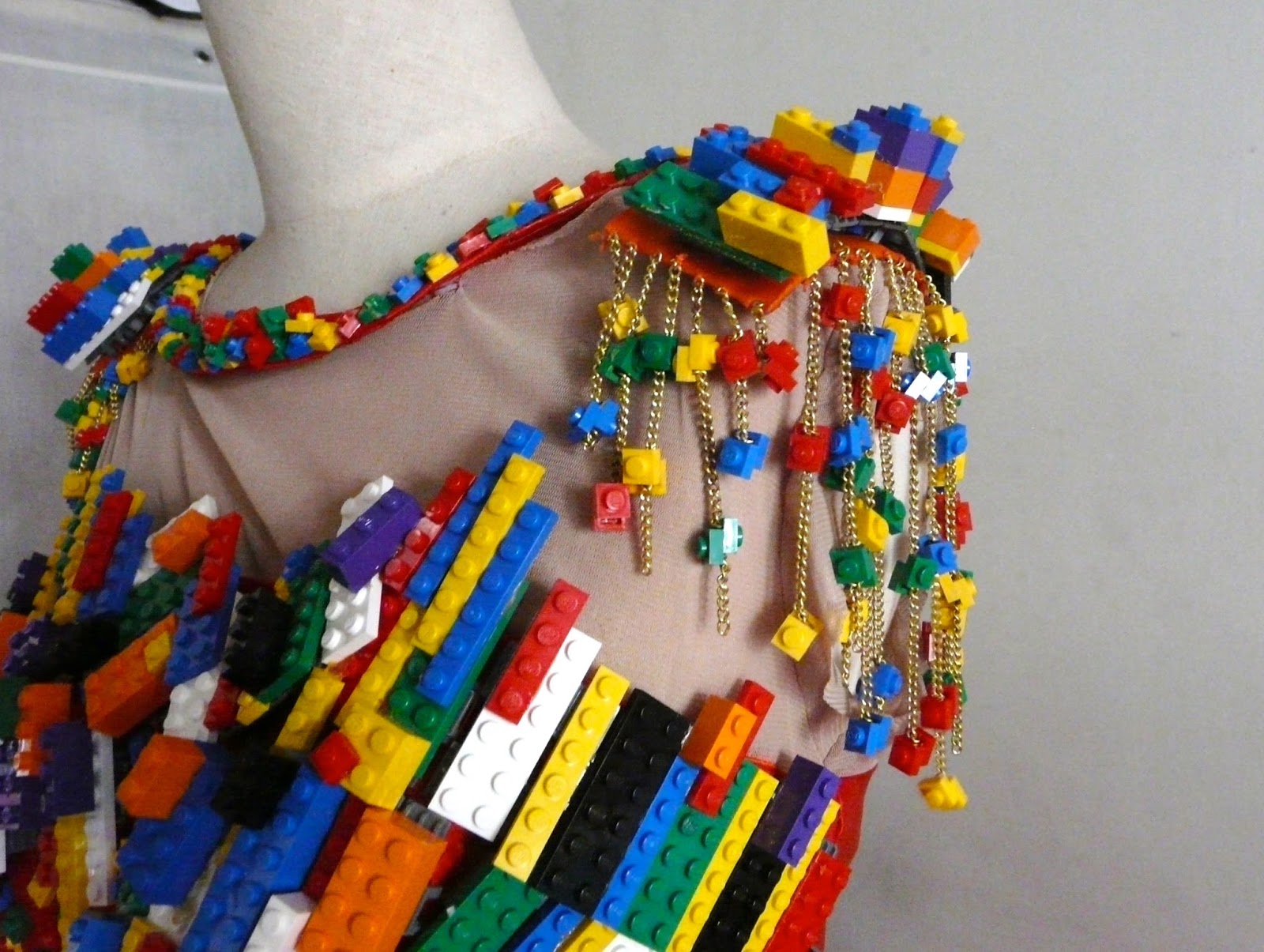 Cycle in Heels : THE LEGO DRESS FOR THE FASHION WEEK