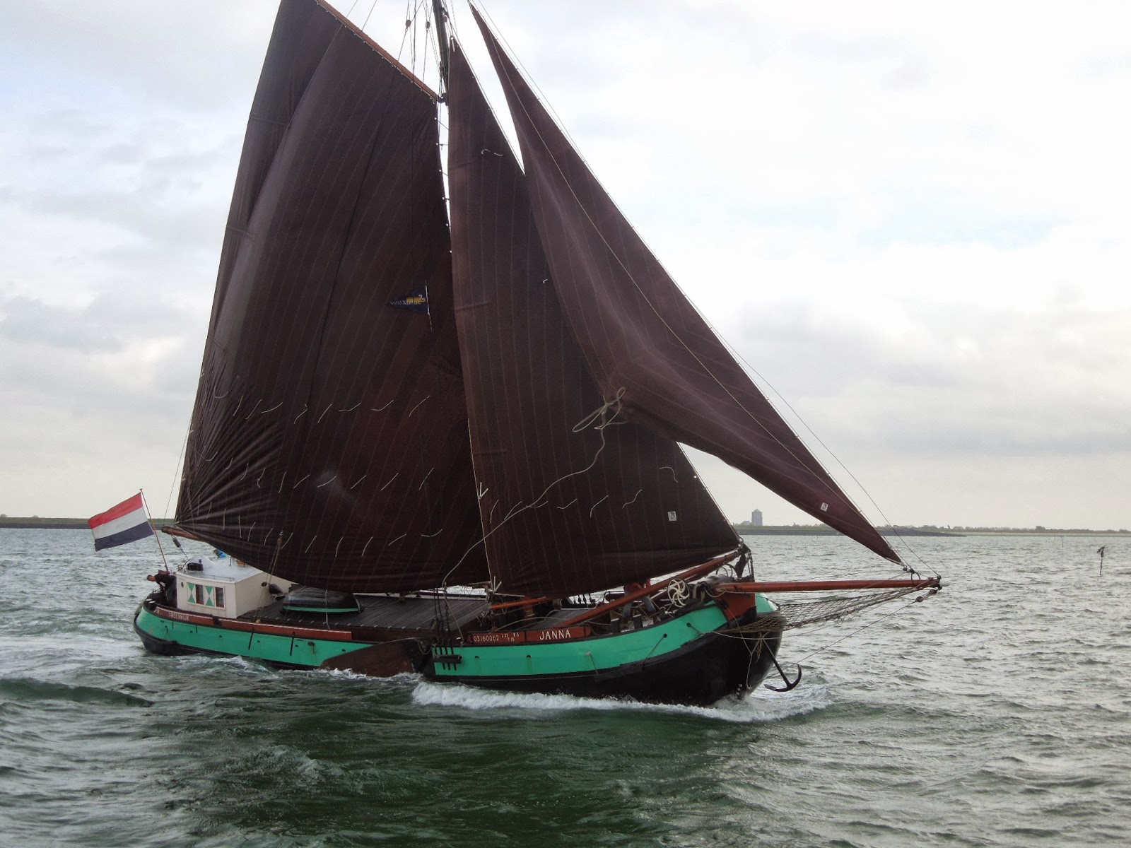 BIETENTOCHT : Zeilschip "Hollandsch Diep" wint Bietentocht 2013.