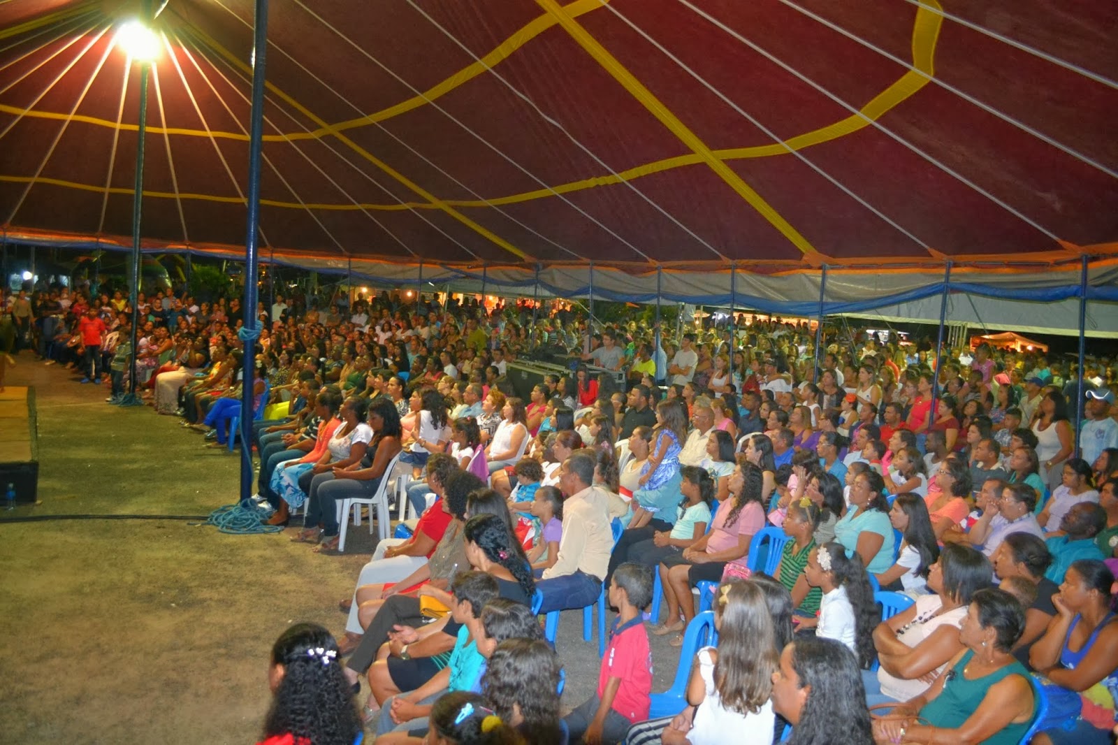 São Francisco Informe: Uma multidão louvaram e cantaram ao som gospel ...