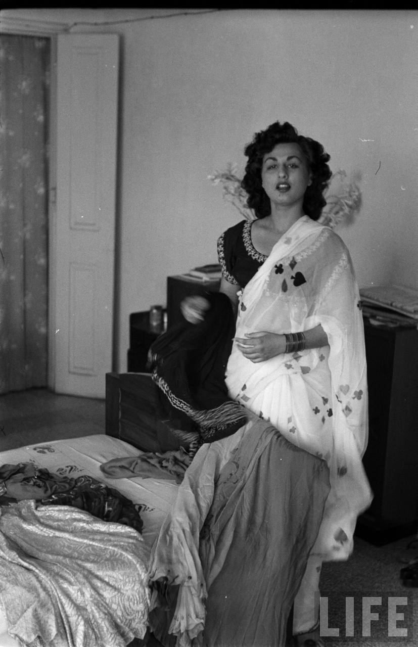 Hindi Movie Actress Begum Para Dressing in front of Mirror - 1951 ...