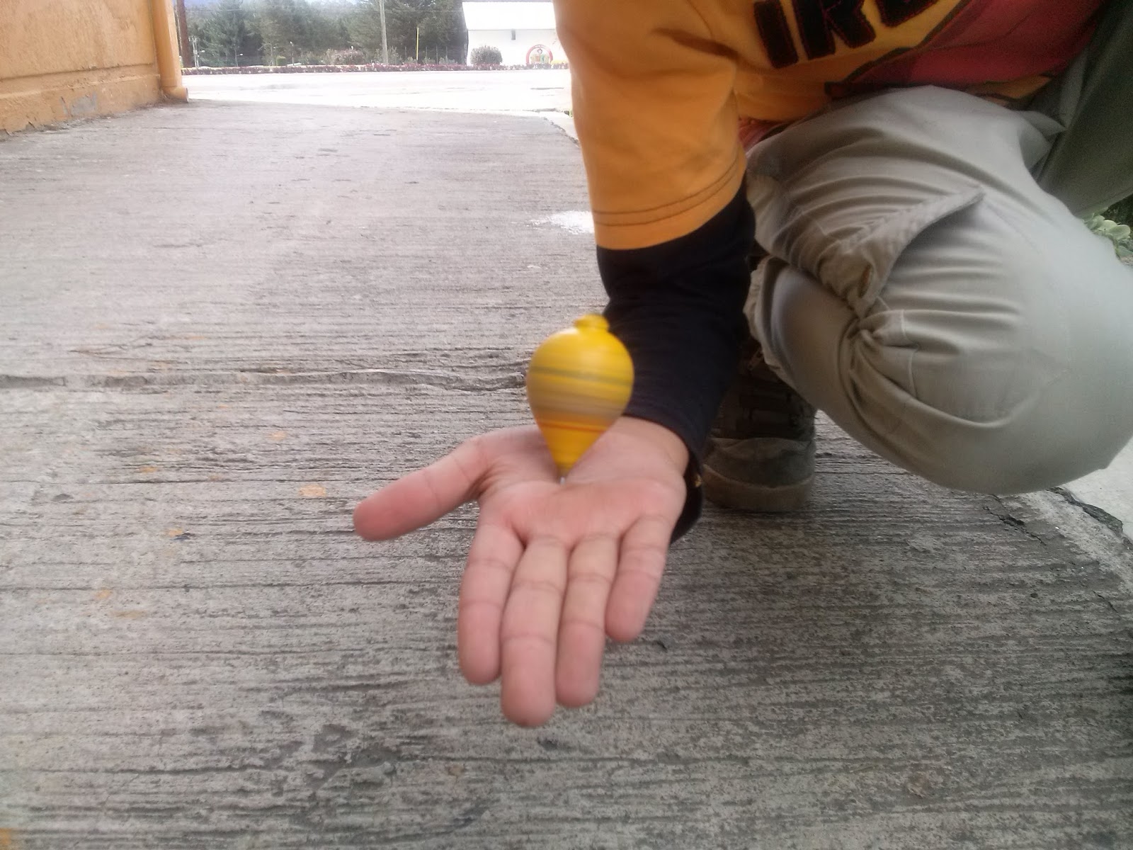 JUEGO TRADICIONAL (EL TROMPO)