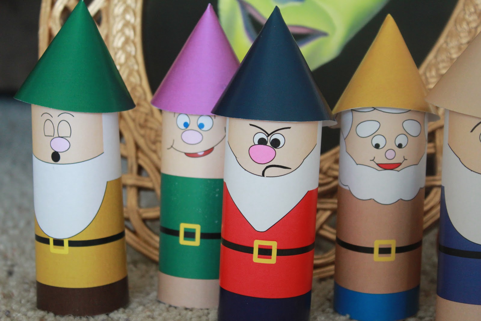 DIY Party Mom: Snow White's Seven Dwarfs Printable Toilet Paper Craft