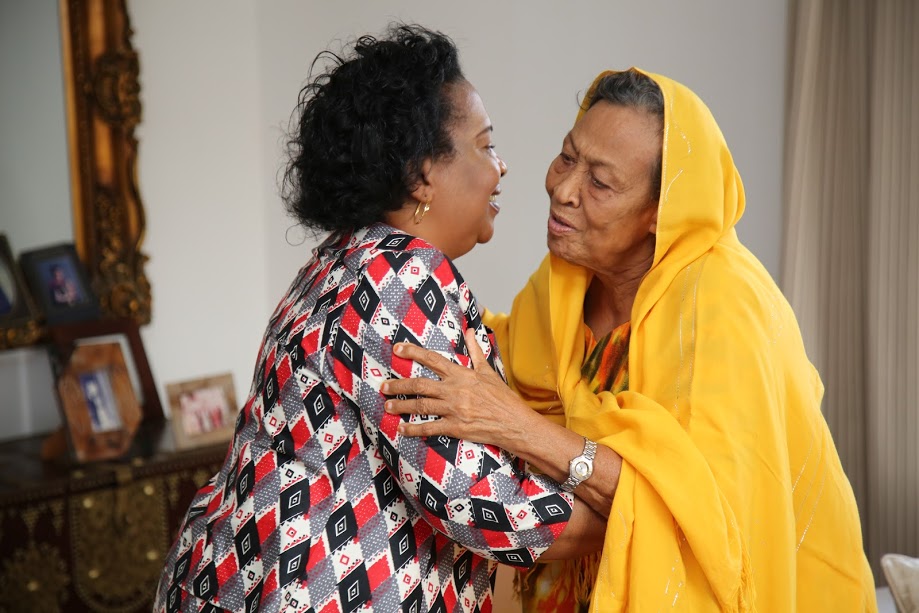 Matukio : Waziri Mkuu, Majaliwa Amtembelea Mama Fatma Karume ...