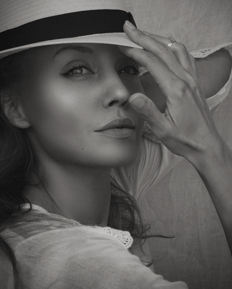 Hannah Lemholt English: A PALE YELLOW SUN