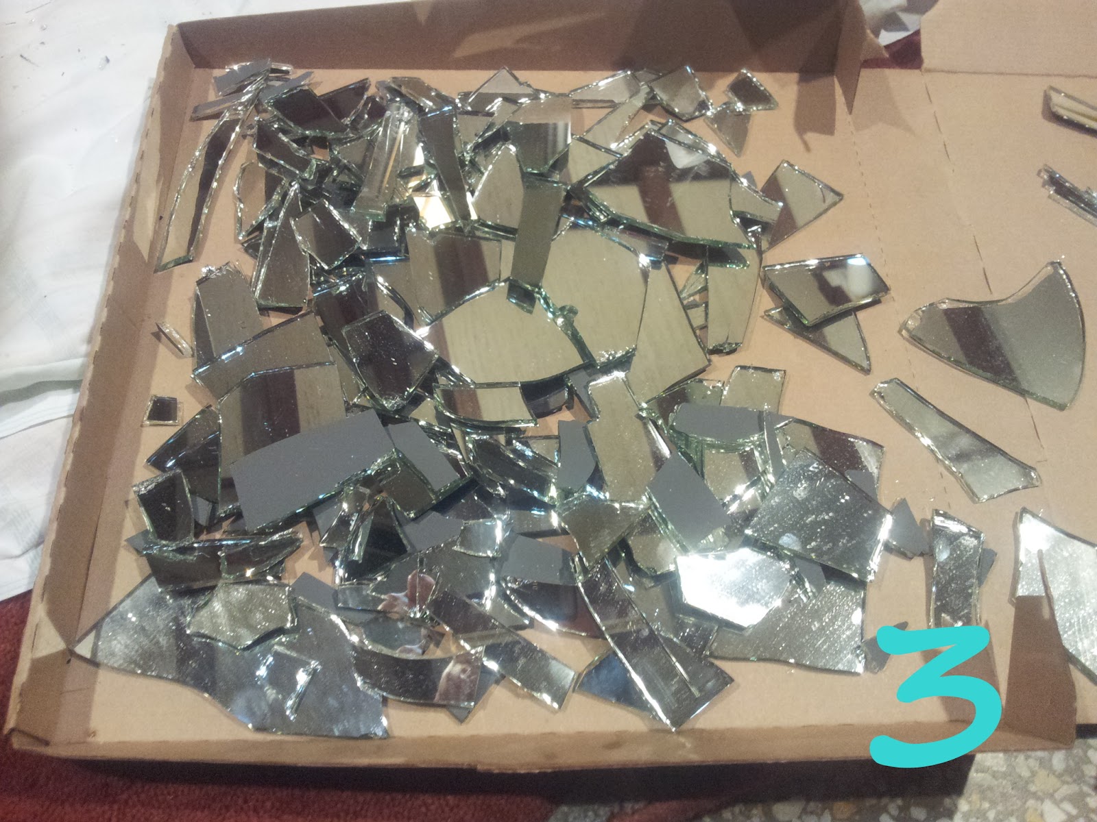 It's all about the lovely: DIY Shattered mirror wall art