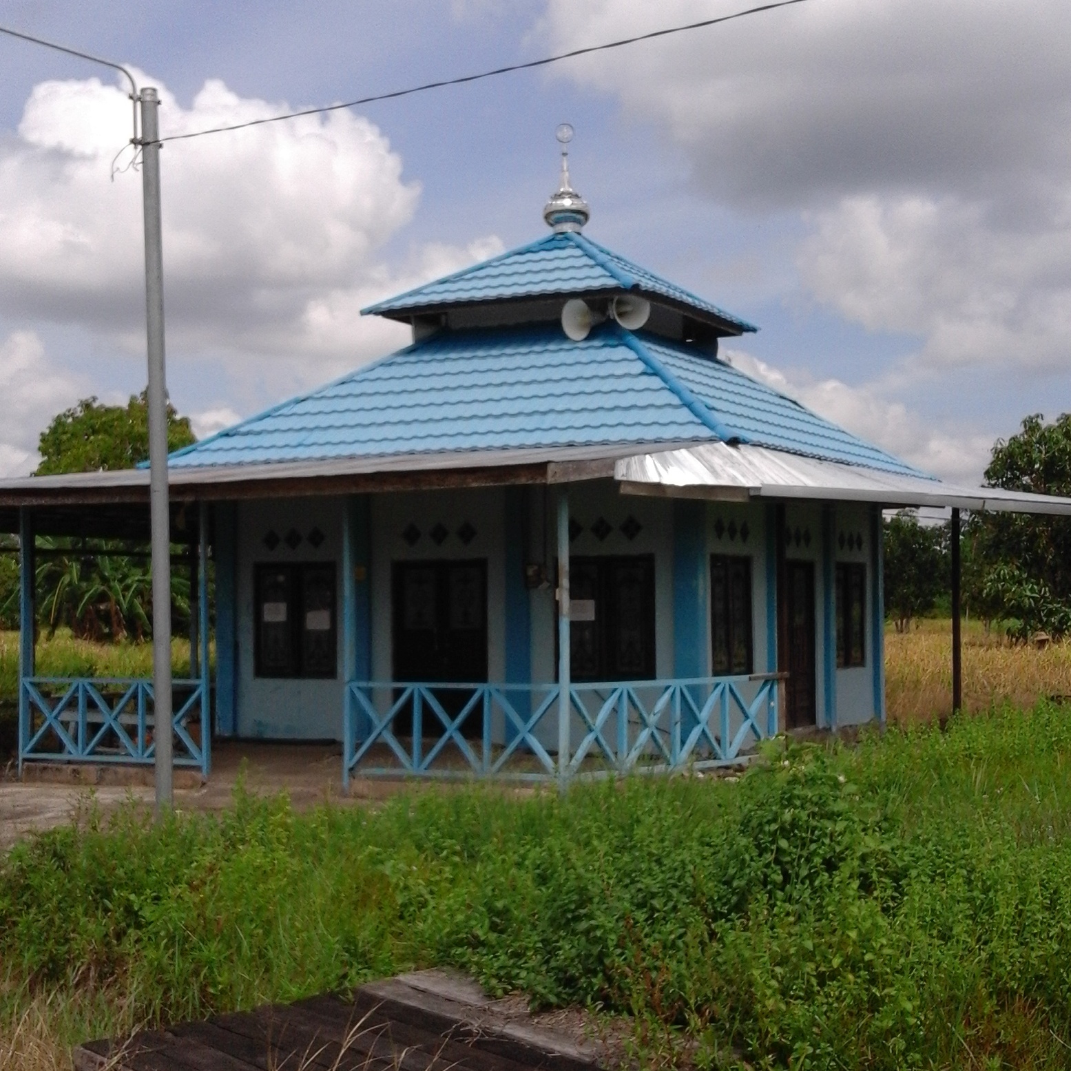 Langgar di tengah sawah