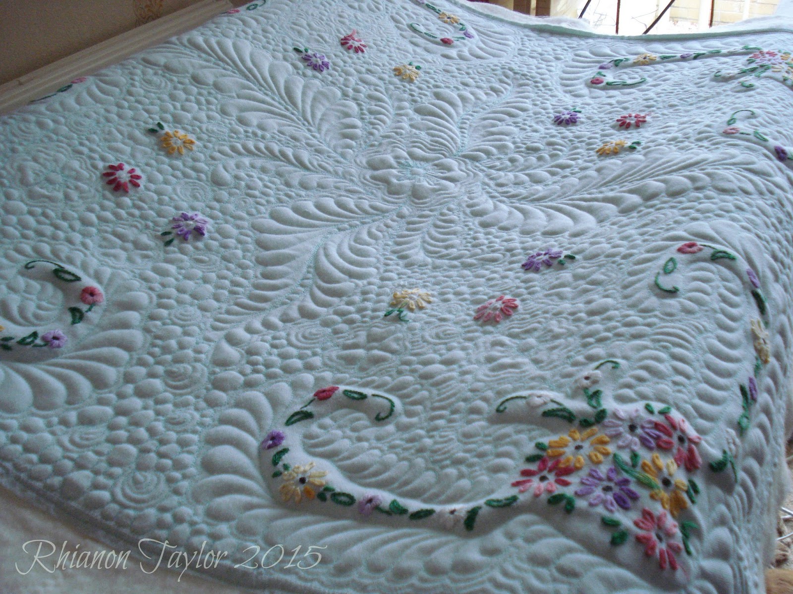 The Nifty Stitcher: Quilted Vintage Tablecloth