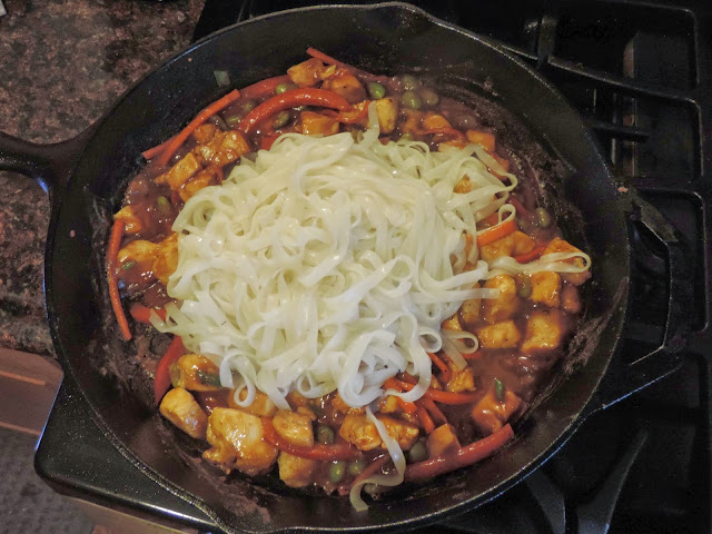 Thai Chicken Pasta with Spicy Peanut Sauce - The Kitchen Wife
