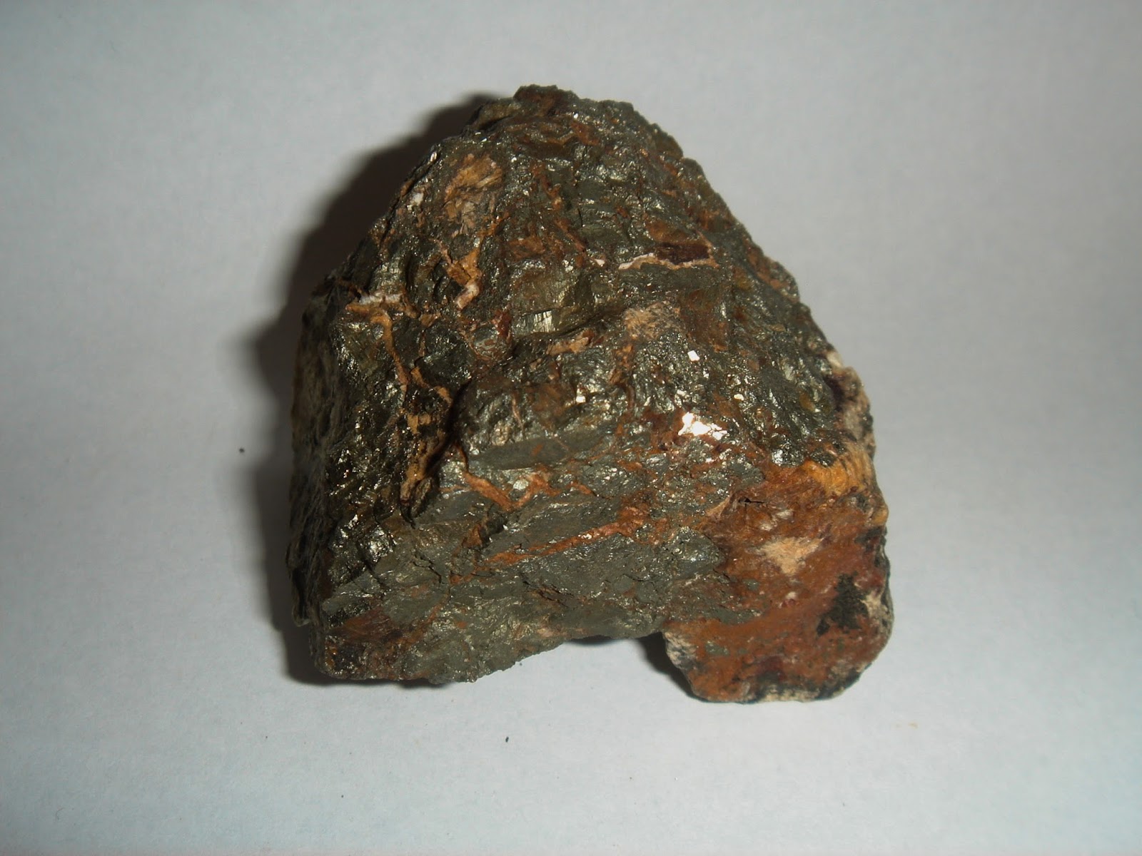 MineralesDB: Calcopirita, siderita y cuarzo de Bilbao