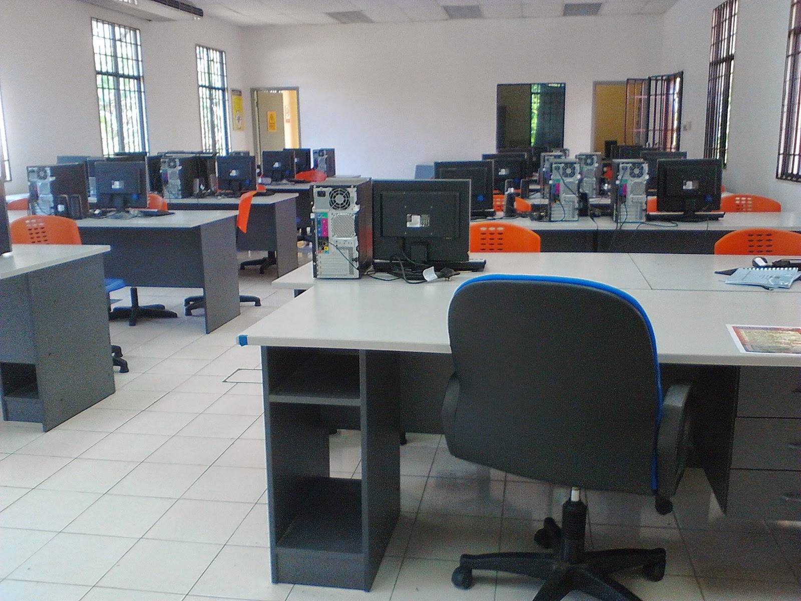 DIYies >>> Do It Yourself: Makmal Komputer Sekolah Rendah