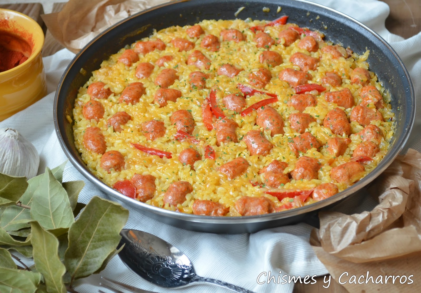 Arroz con Salchichas Rojas - Chismes y Cacharros