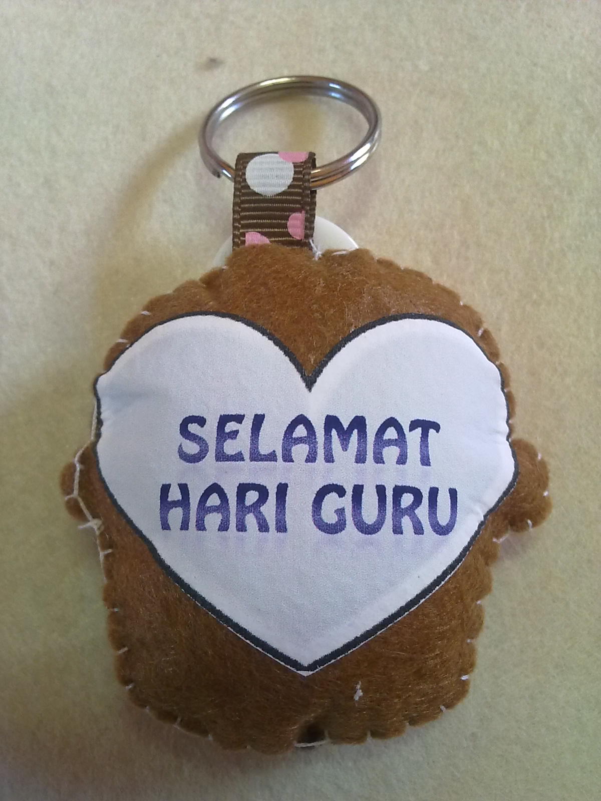 house of personalized souvenir: KEYCHAIN HARI GURU