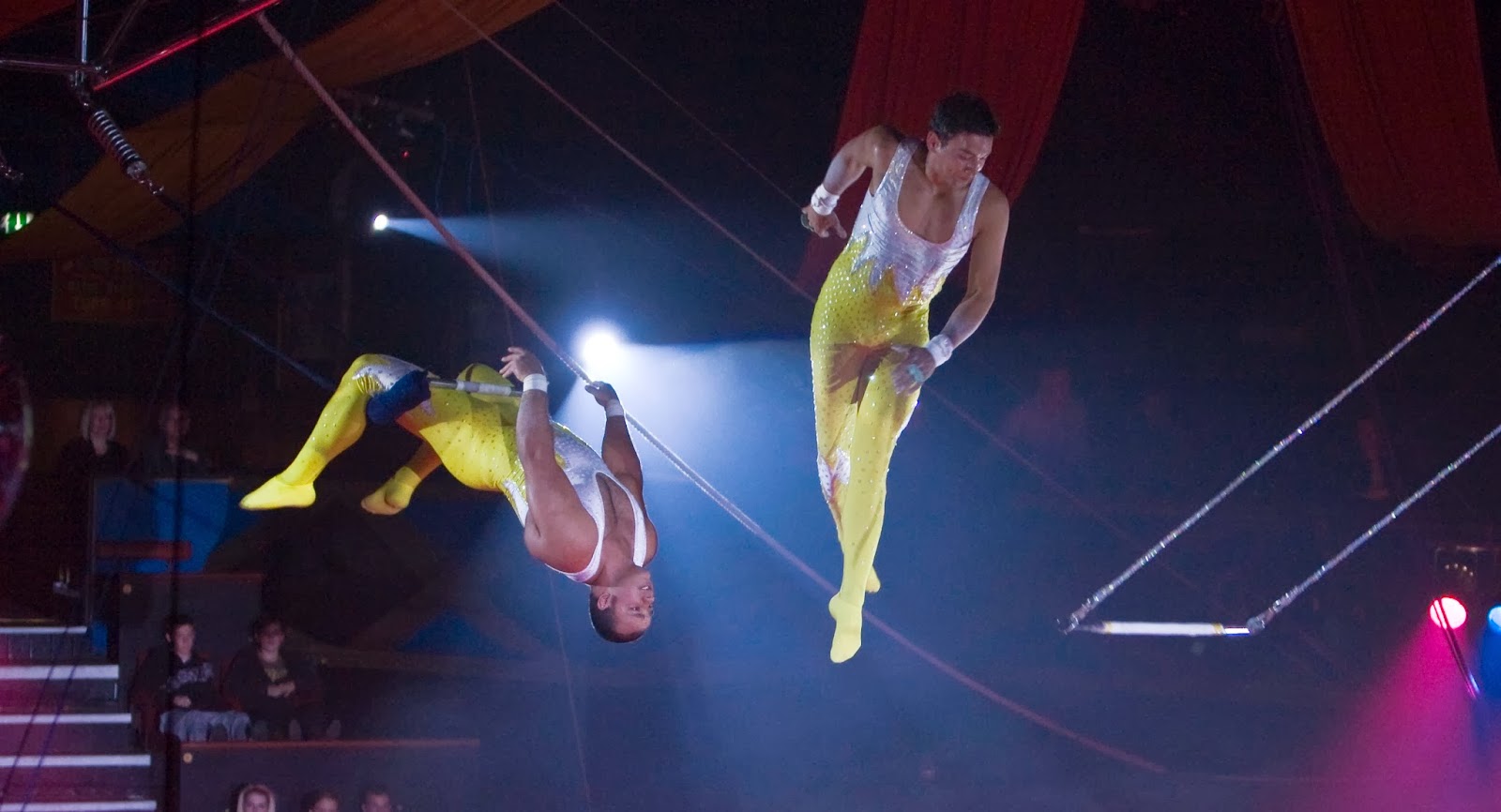 Circus Mania: World's first quintuple somersault on the flying trapeze ...