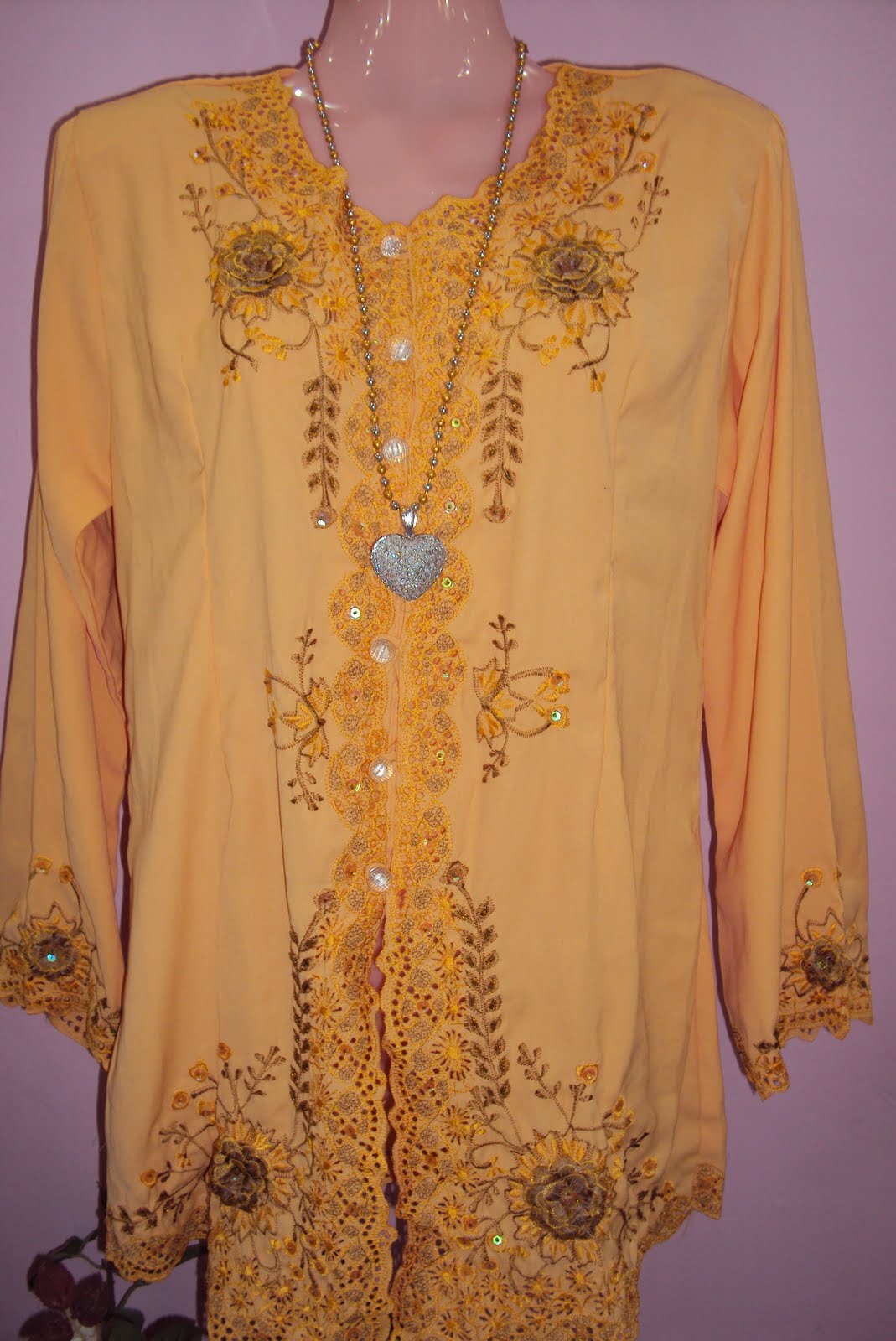 BUTIK DIEHA: BAJU KEBAYA SULAM BUNGA TIMBUL