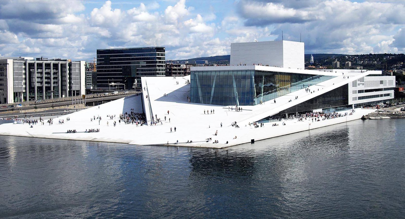 art 4 logic: The Oslo Opera house