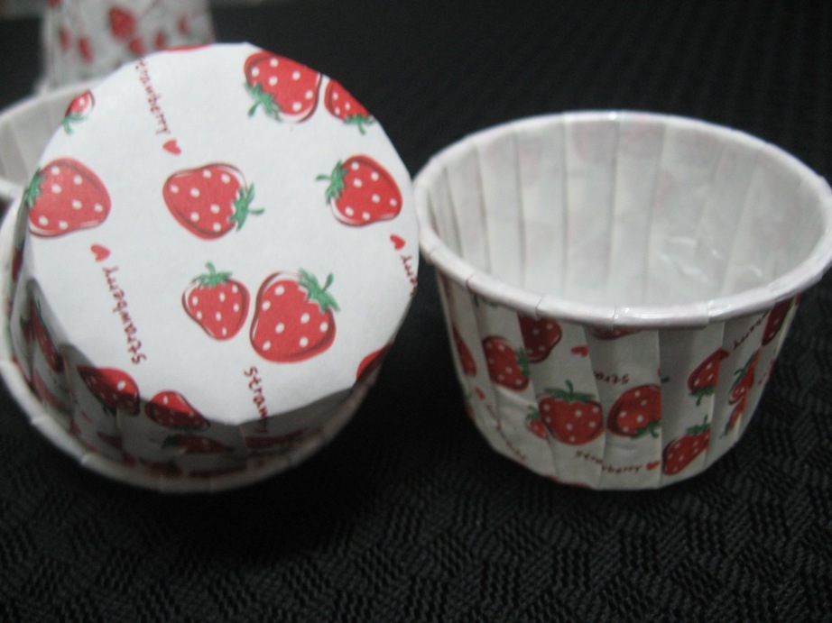 Decraft Shoppe: Pleated Cupcake Baking Paper Cups/cases, Strawberry prints