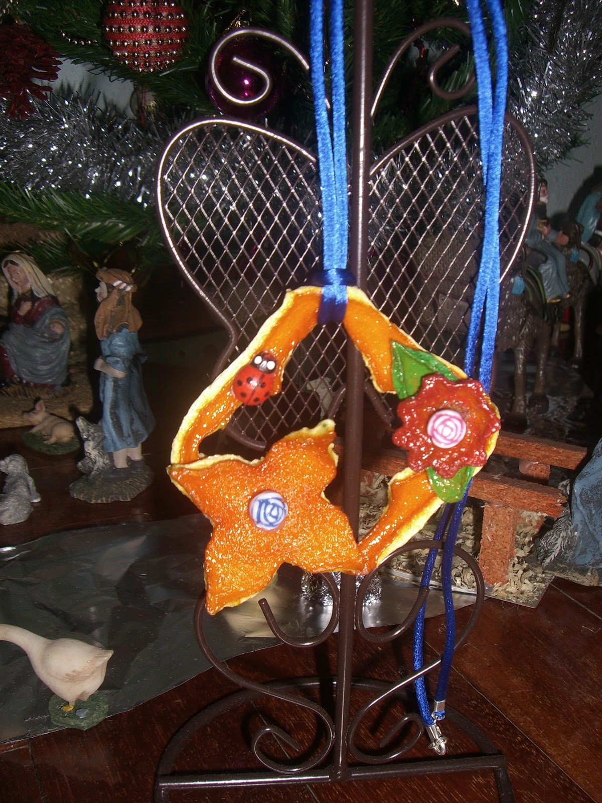 ANAKEL: COLGANTES DE CASCARA NARANJA