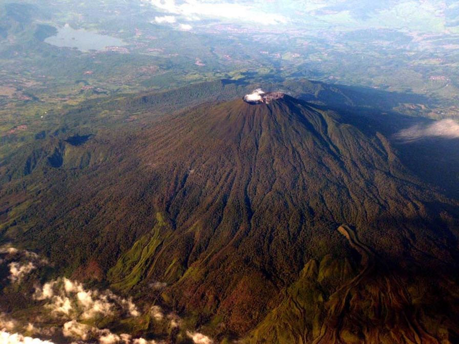 Gunung Ceremai, Puncak Tertinggi Jawa Barat yang Menantang | Gunung di ...