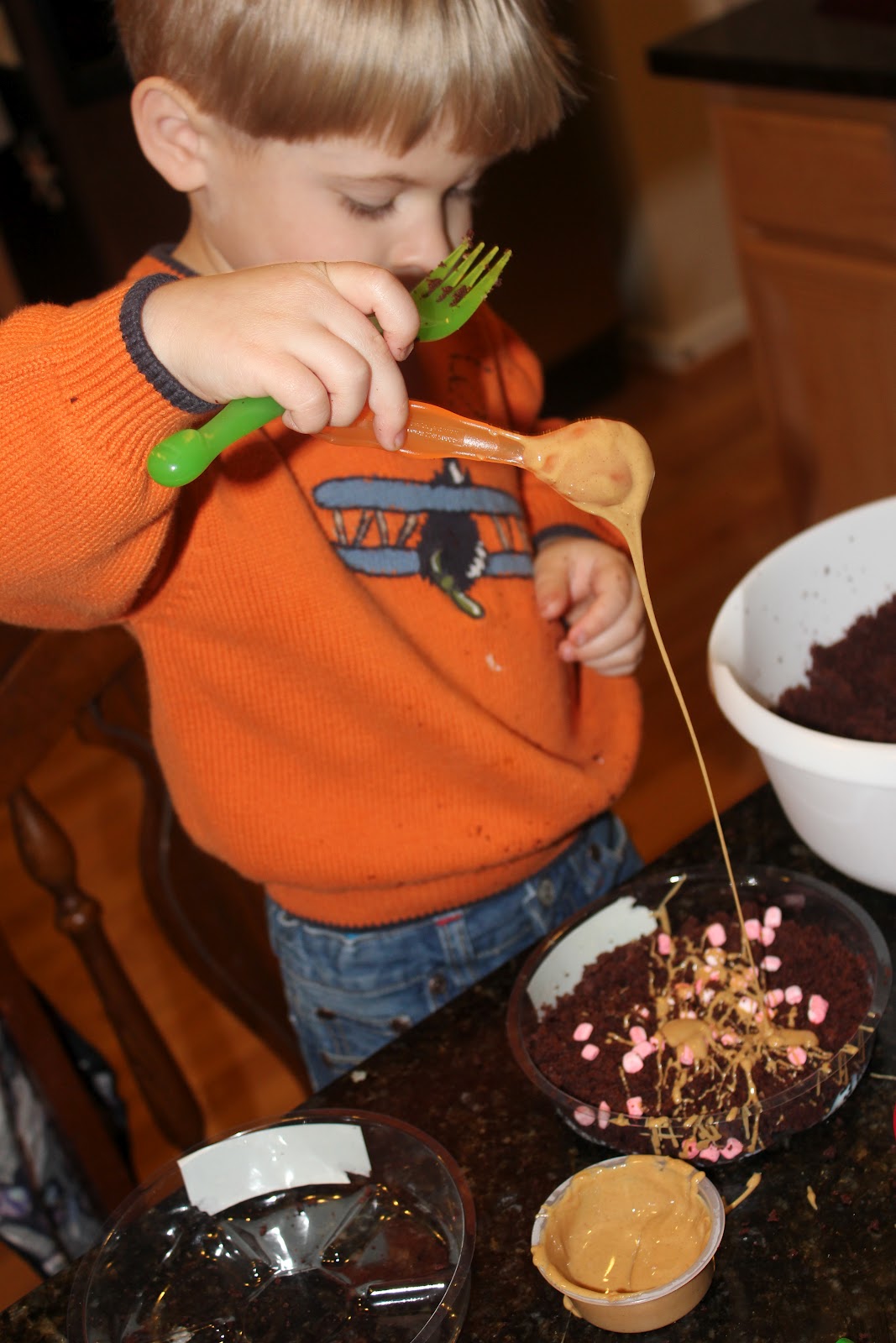Momma's Fun World: Worm cake bake