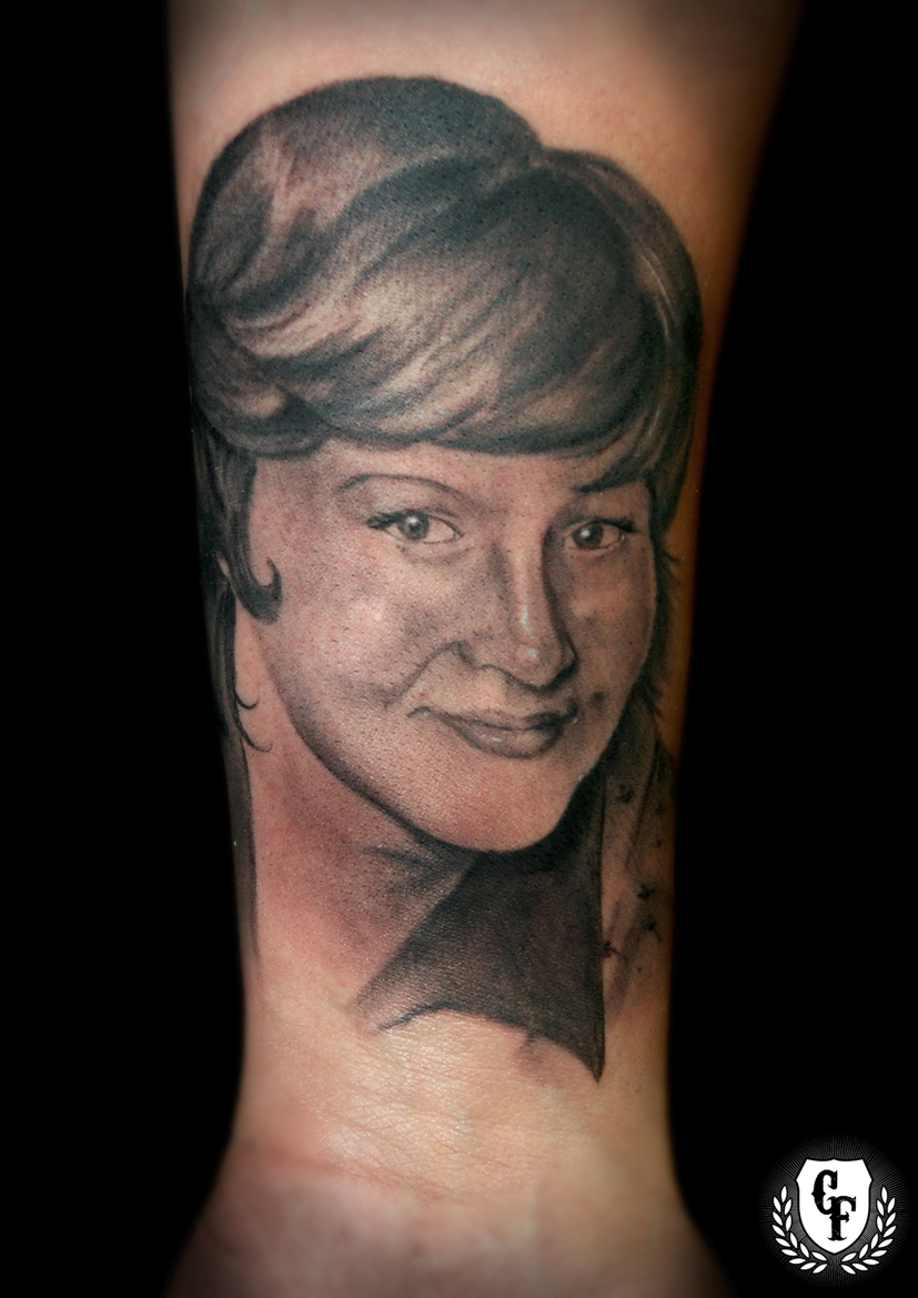 CosaFina tattoo Carlos Art Studio: Tatuaje retrato madre mujer tattoo ...