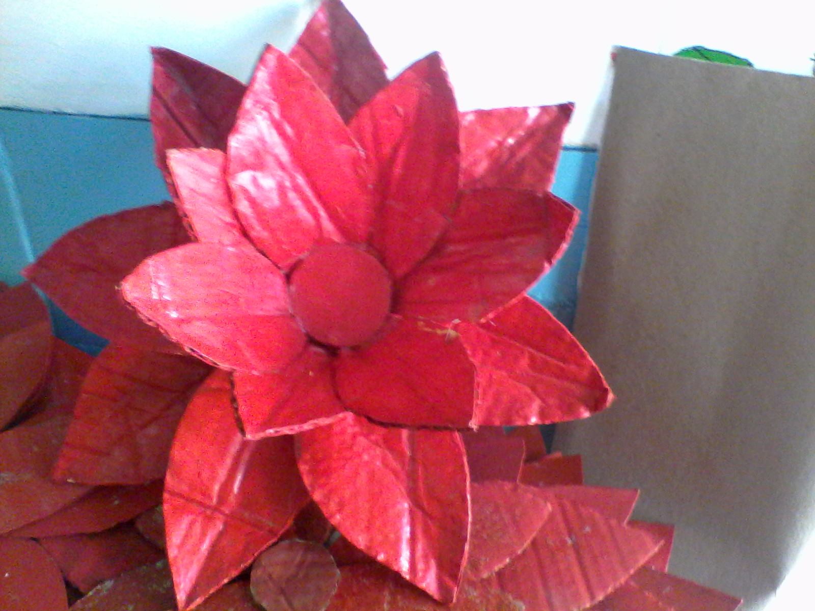 COMO HACER UNA FLOR DE NAVIDAD CON CARTON