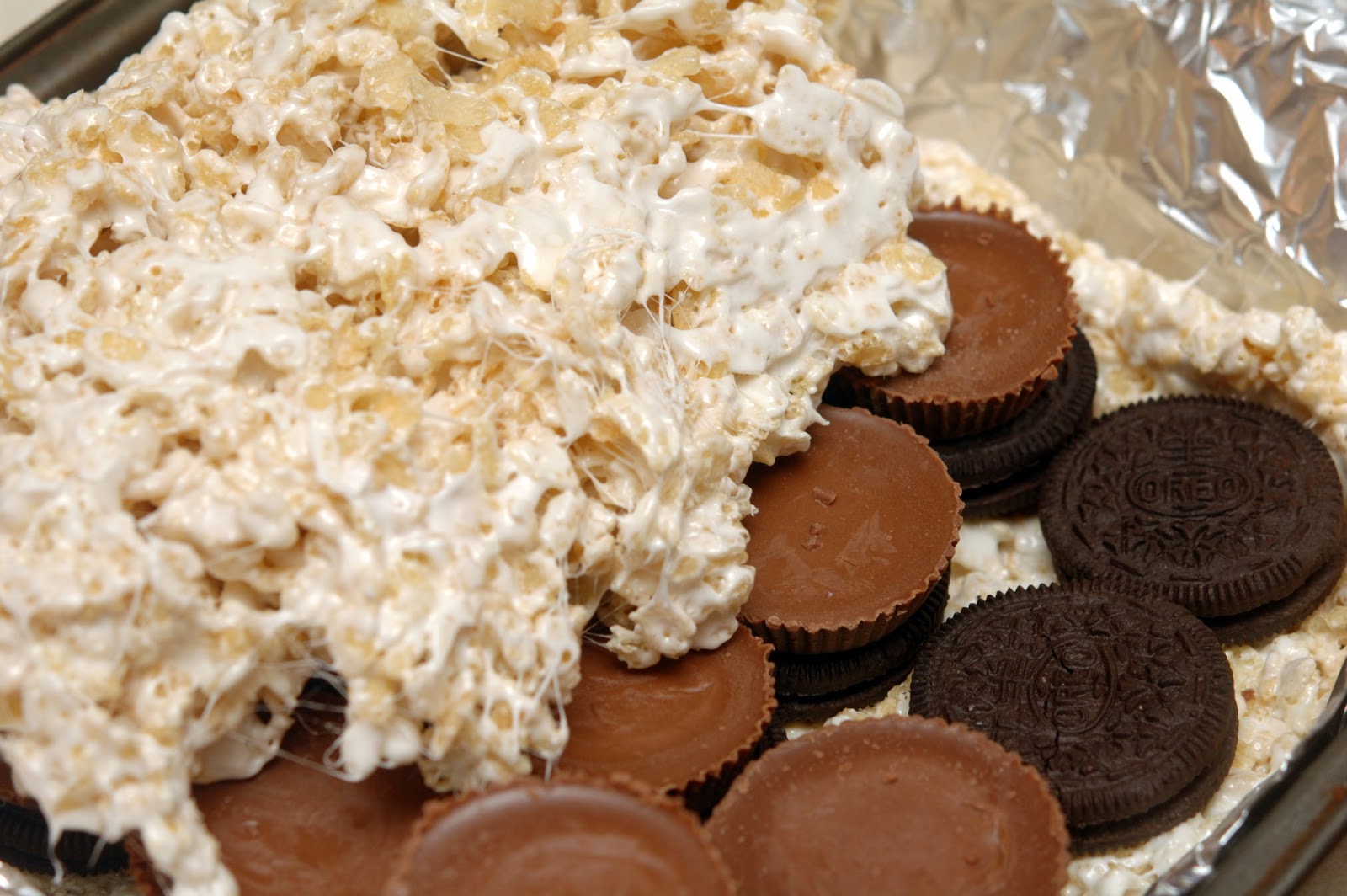 OREO & PEANUT BUTTER CUP STUFFED RICE KRISPY TREATS! - Hugs and Cookies ...