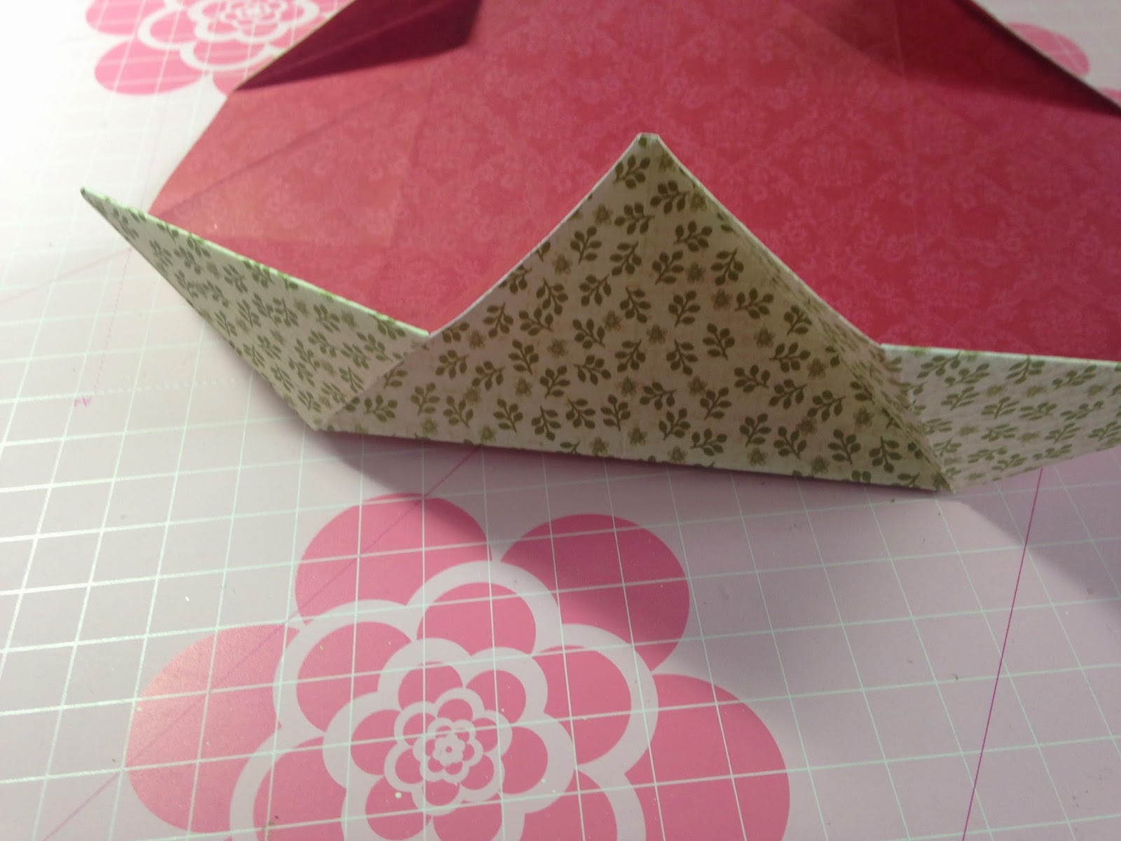 Pauline's Creative Journey: Folded Frame Tutorial.....