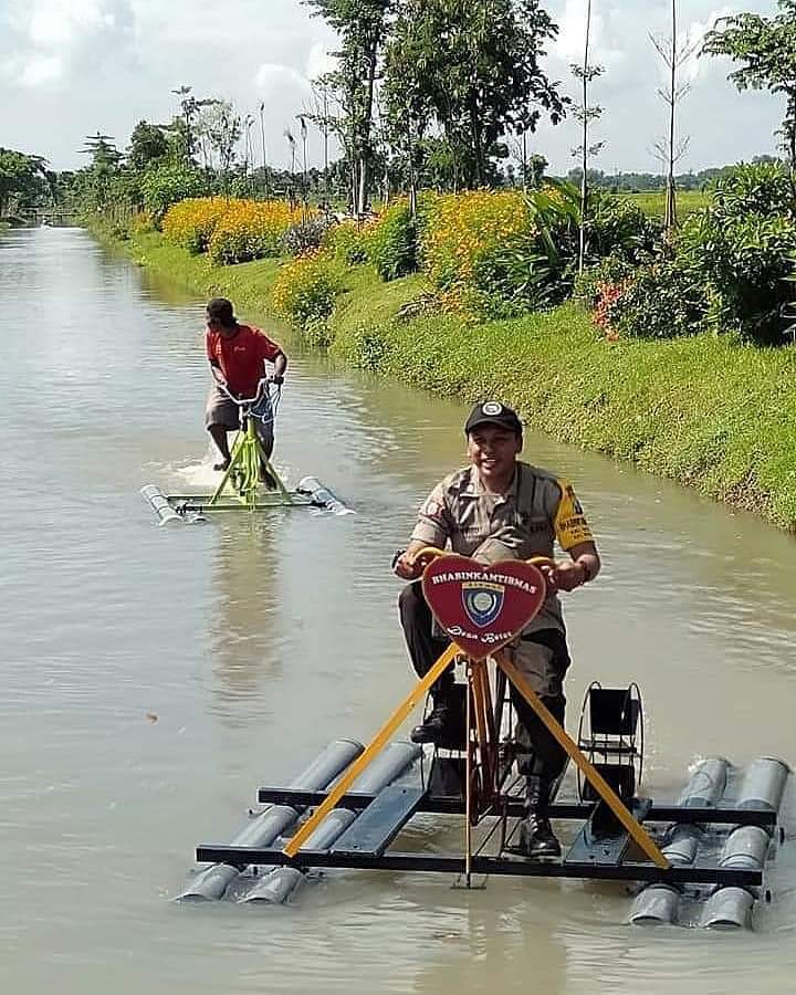 Unik ..Gowes sepeda di jalan sudah biasa - LAPAK MOBIL DAN MOTOR BEKAS