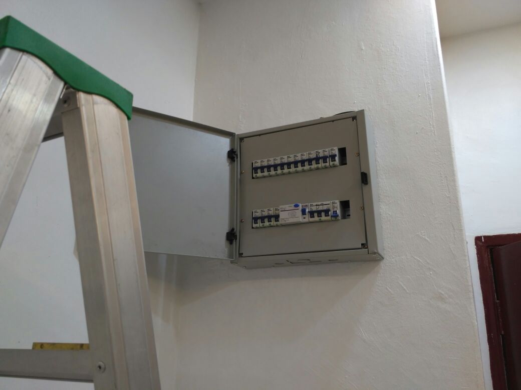 Menukar Distribution Box Plastik Kepada Jenis Metal di Kota Warisan ...