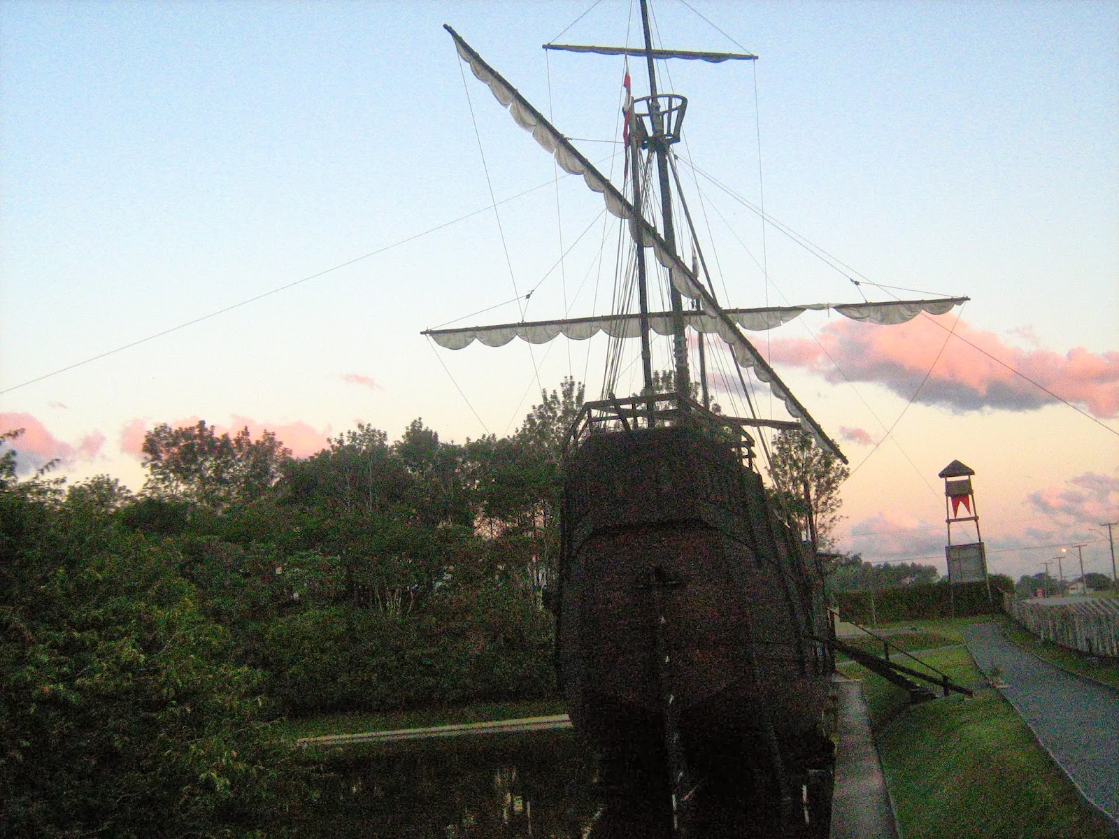 Dia da Terra: Captain Jack Sparrow and his famous pirate ship "Black ...