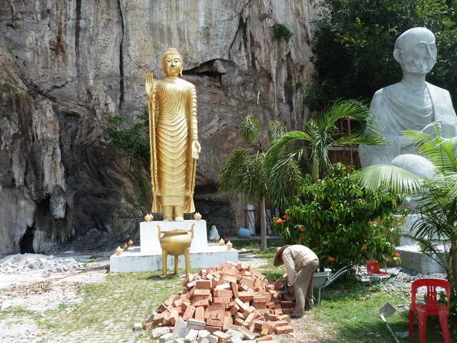 Caving in SE Asia: Thai Buddhas in cave temples in Perak