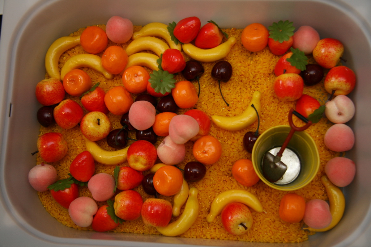 Live and play: Fruit Market Sensory Bin