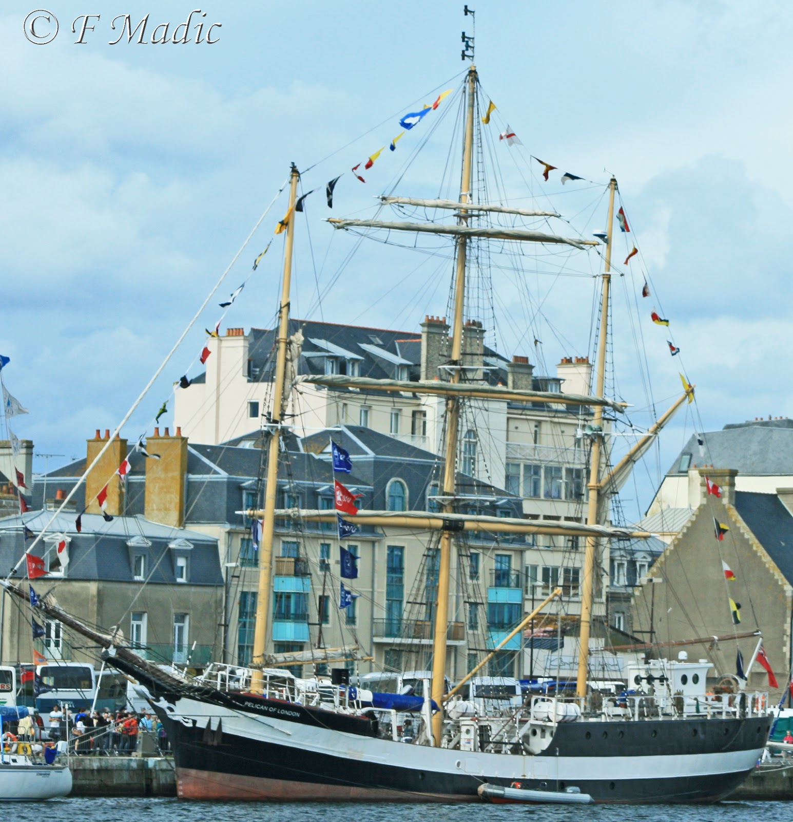 Voilier à trois, quatre ou cinq mâts: PELICAN OF LONDON
