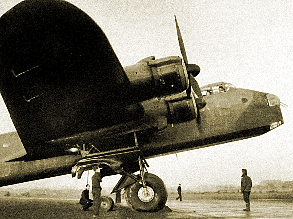 INCOMING - SHORT STIRLING BOMBER TO 1:72 SCALE FROM CORGI ~ Megamag 2