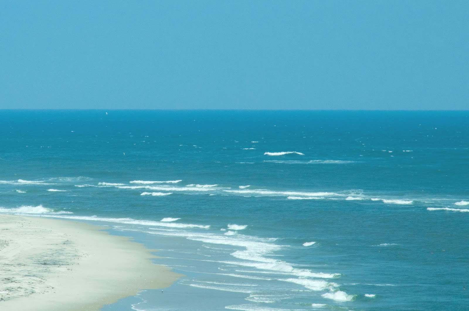 Between the By-Road and the Main Road: 10 Sea Images from Outer Banks