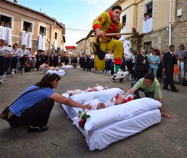Fiestas tradicionales: Fiesta del Colacho, un saltador de bebés