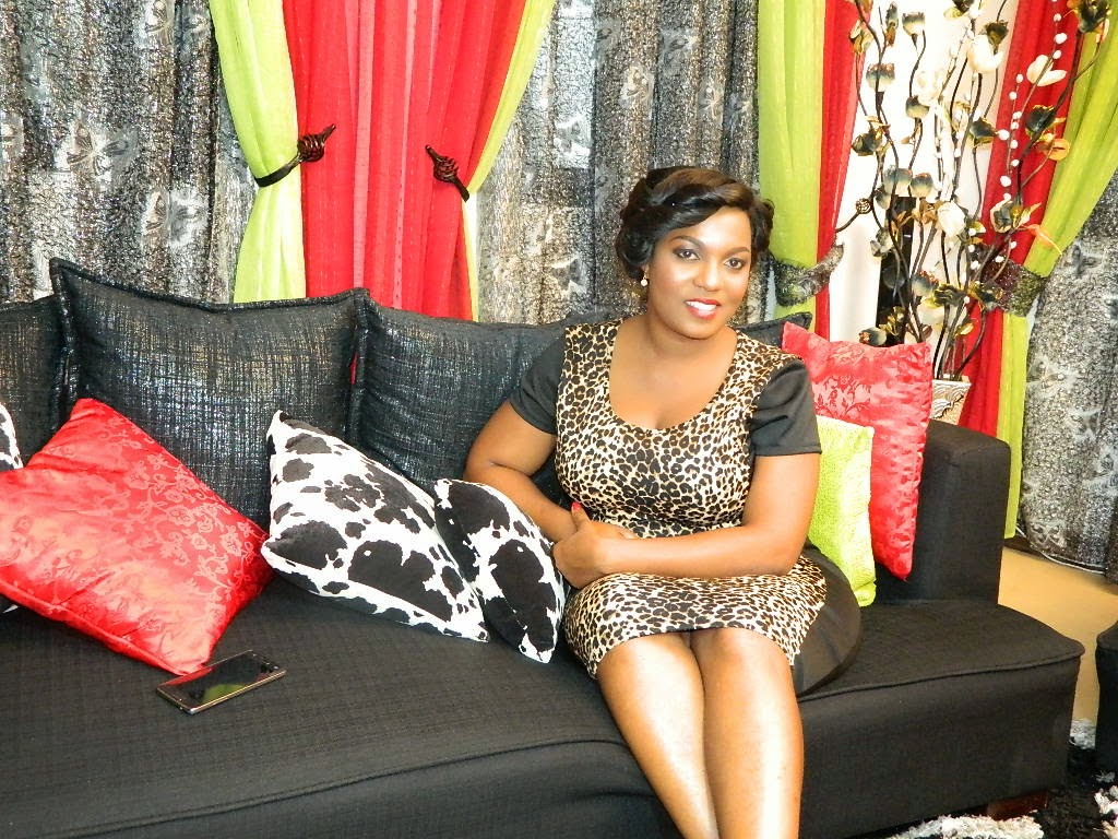 MAANDALIZI YA DVD YA SIMULIZI NA LADY V (VERONICA FRANK) WA ALAMA ZA ...