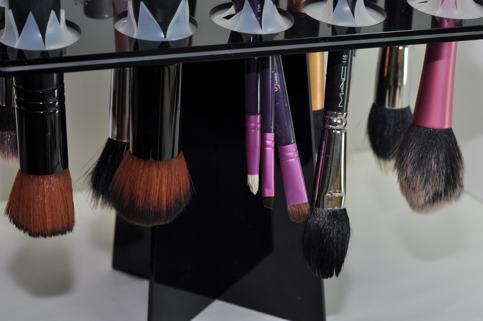 Benjabelle Makeup Brush Tree Mini Review - The Shades Of U