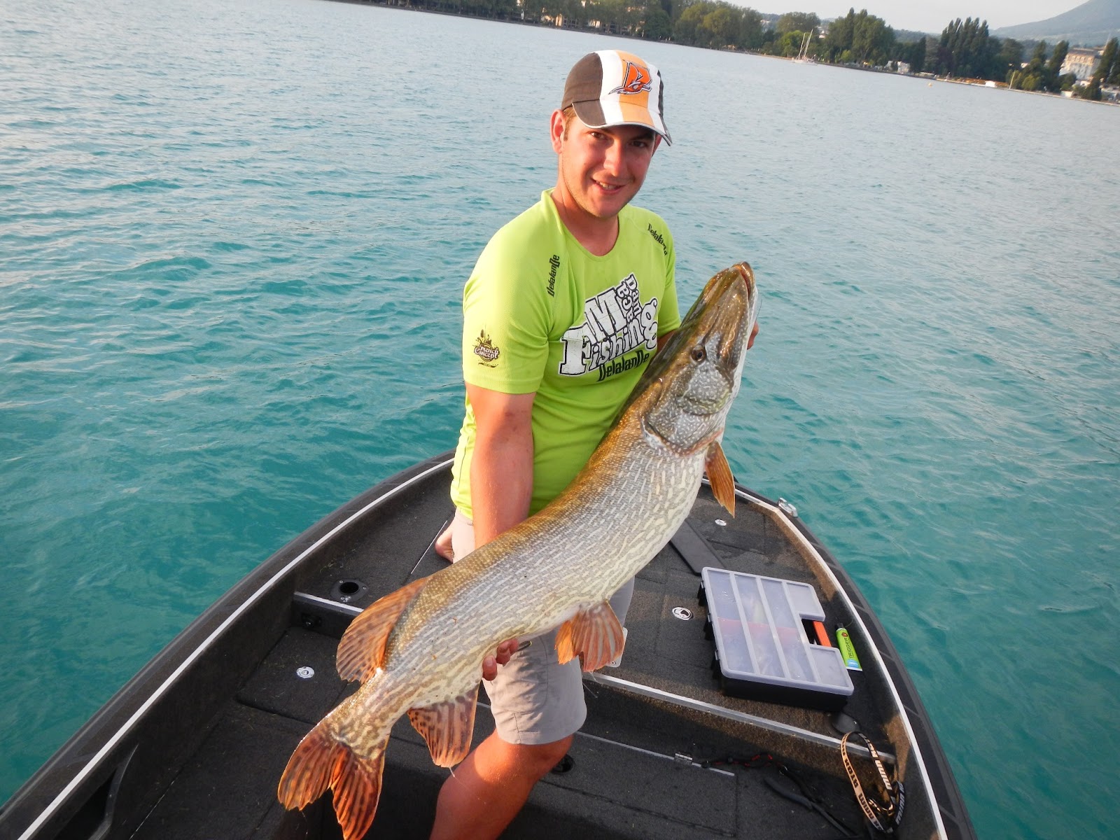 Matthieu Fishing Service: Annecy : La découverte et la rencontre d’un géant