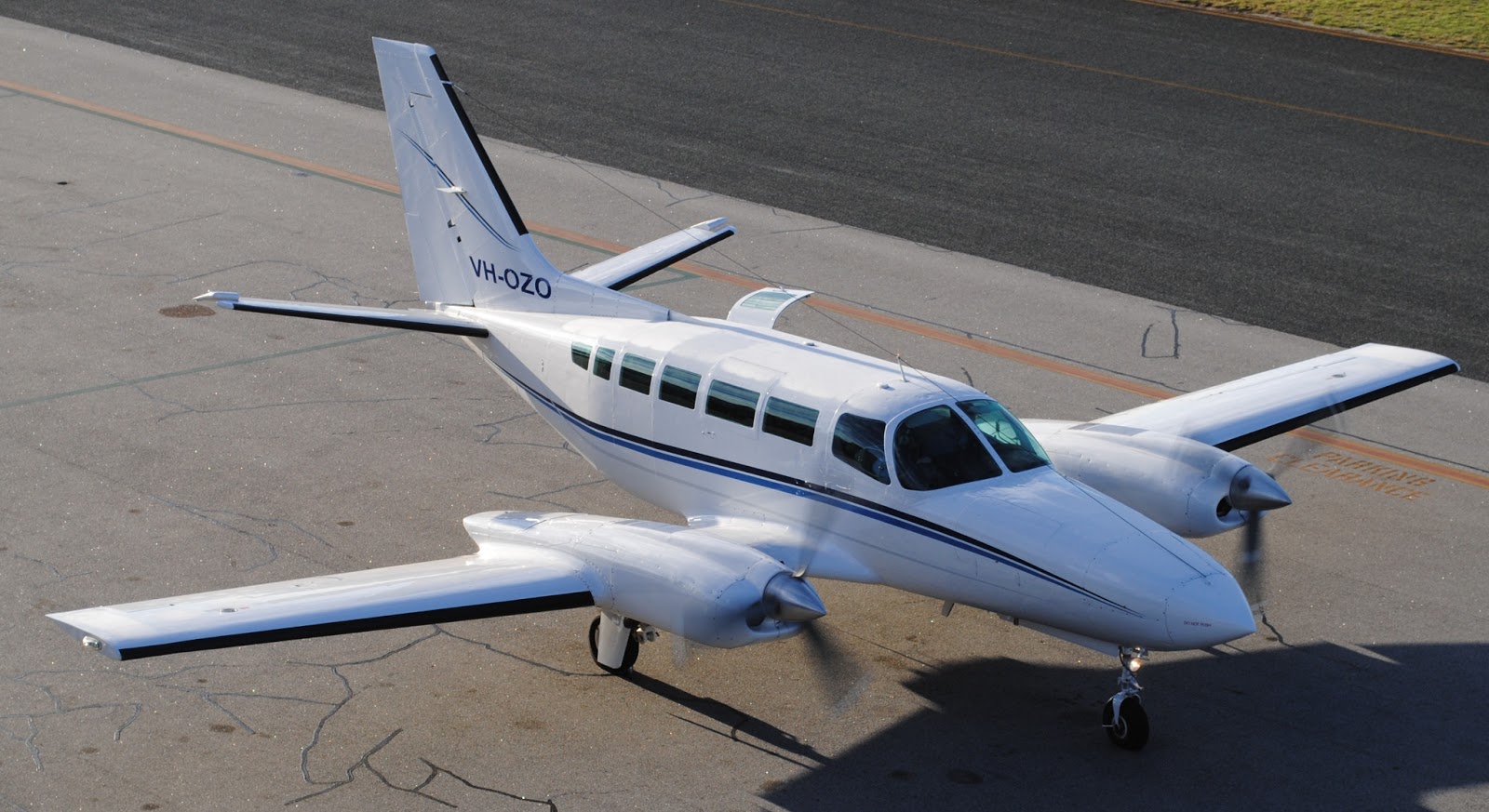 Cessna 402 Businessliner Taxiing Aircraft Wallpaper 3251 AERONEF NET cessna-402-businessliner-taxiing-aircraft-wallpaper-3251-aeronef-net