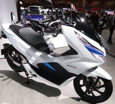 Honda Hadirkan PCX EV Di IMOS, Skuter Metik Bermesin Listrik - Ate Breaker