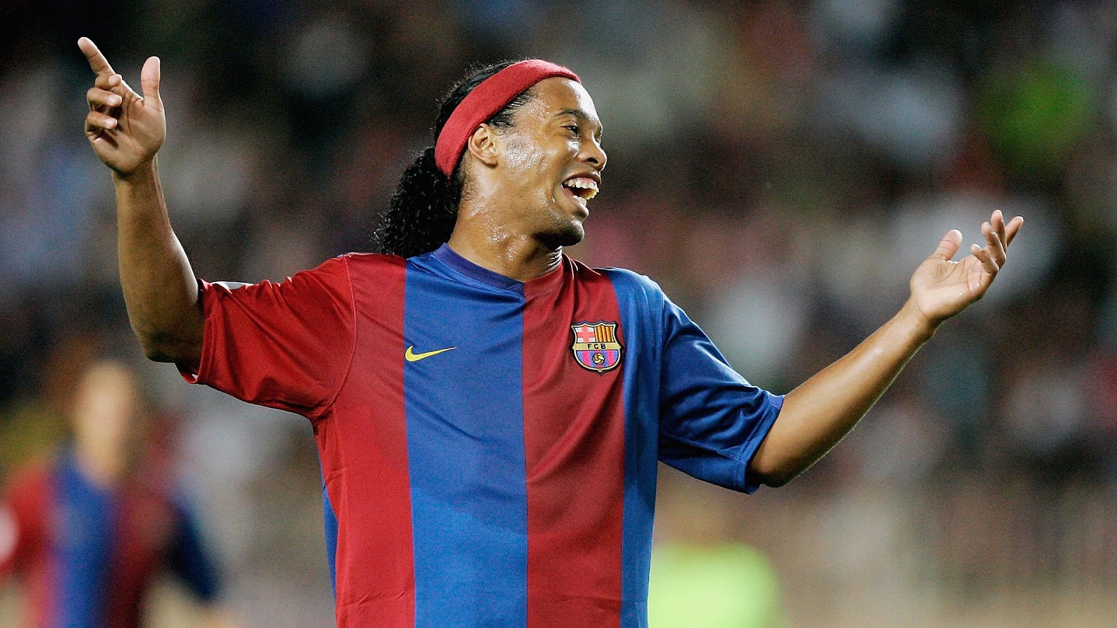 A lenda está de volta: Ronaldinho assina contrato e retorna ao ...