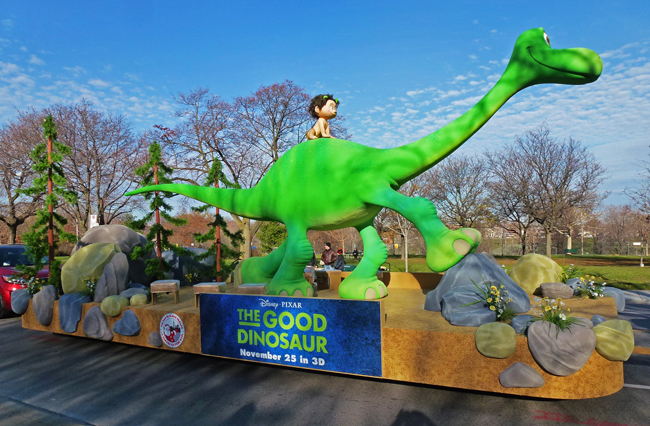 Occasional Toronto: Dinosaur At The Santa Claus Parade