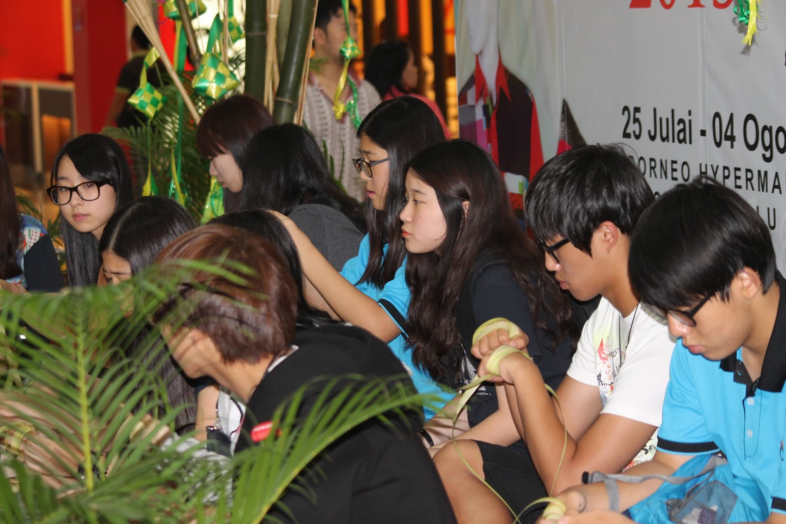 Budaya Kraf: PELAJAR KOREA MENGANYAM KETUPAT